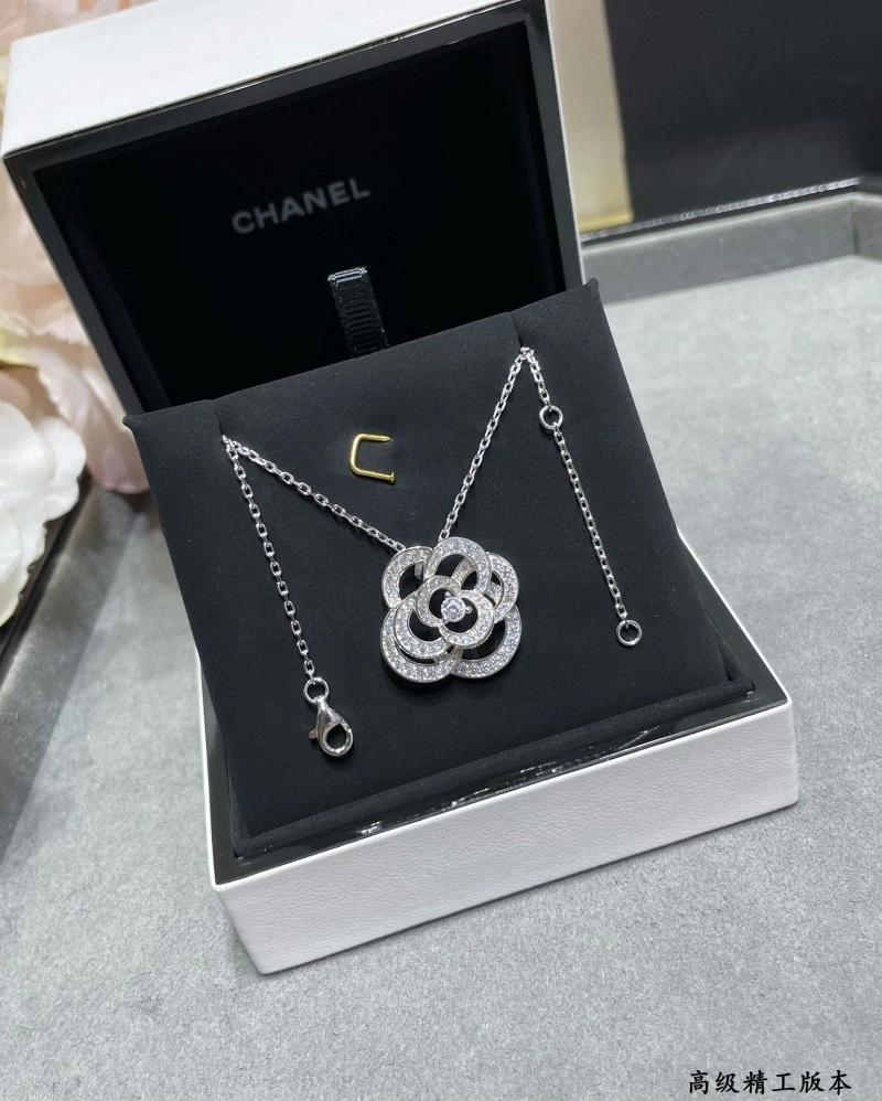 Top mirror Chanel Necklaces