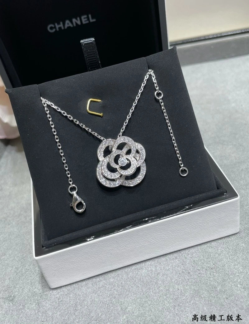 Top mirror Chanel Necklaces