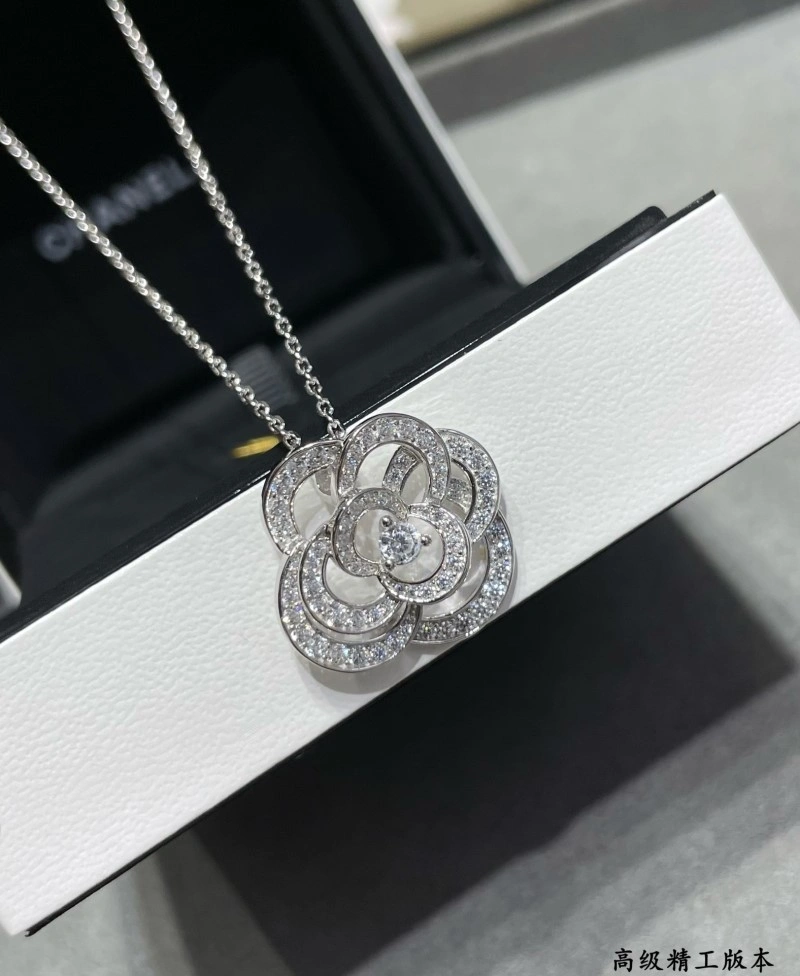Top mirror Chanel Necklaces