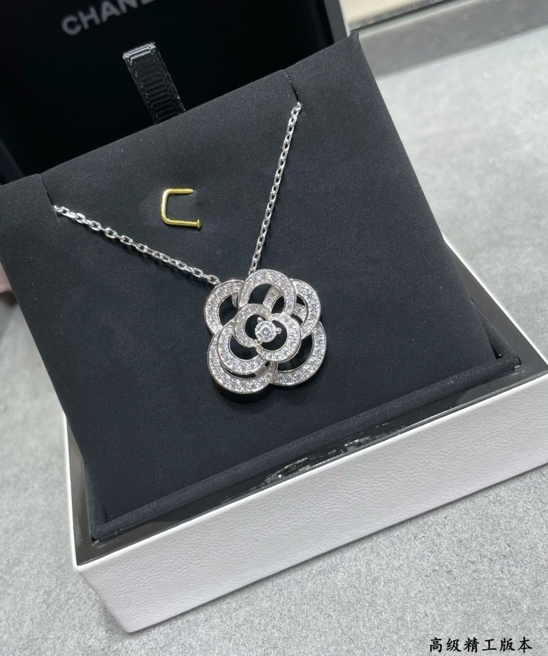 Top mirror Chanel Necklaces