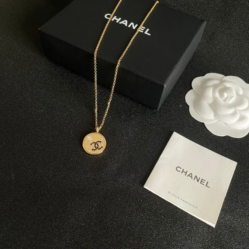Top match Chanel Necklaces