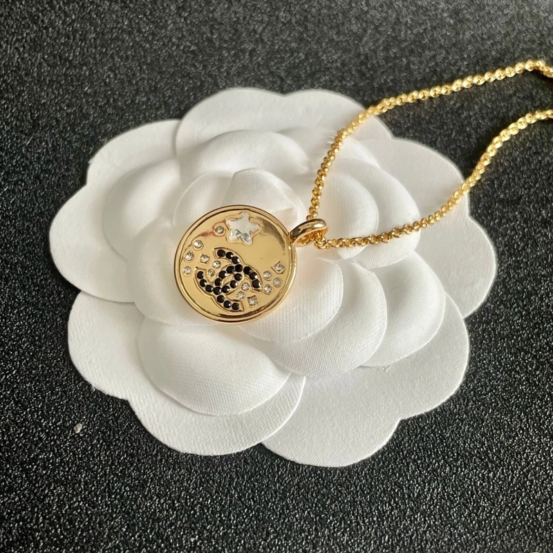 Top match Chanel Necklaces