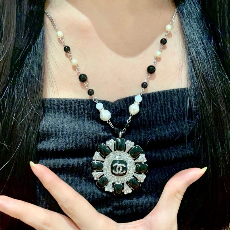 Top match Chanel Necklaces