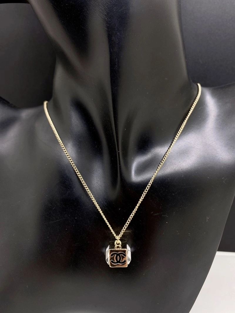 Top mirror Chanel Necklaces