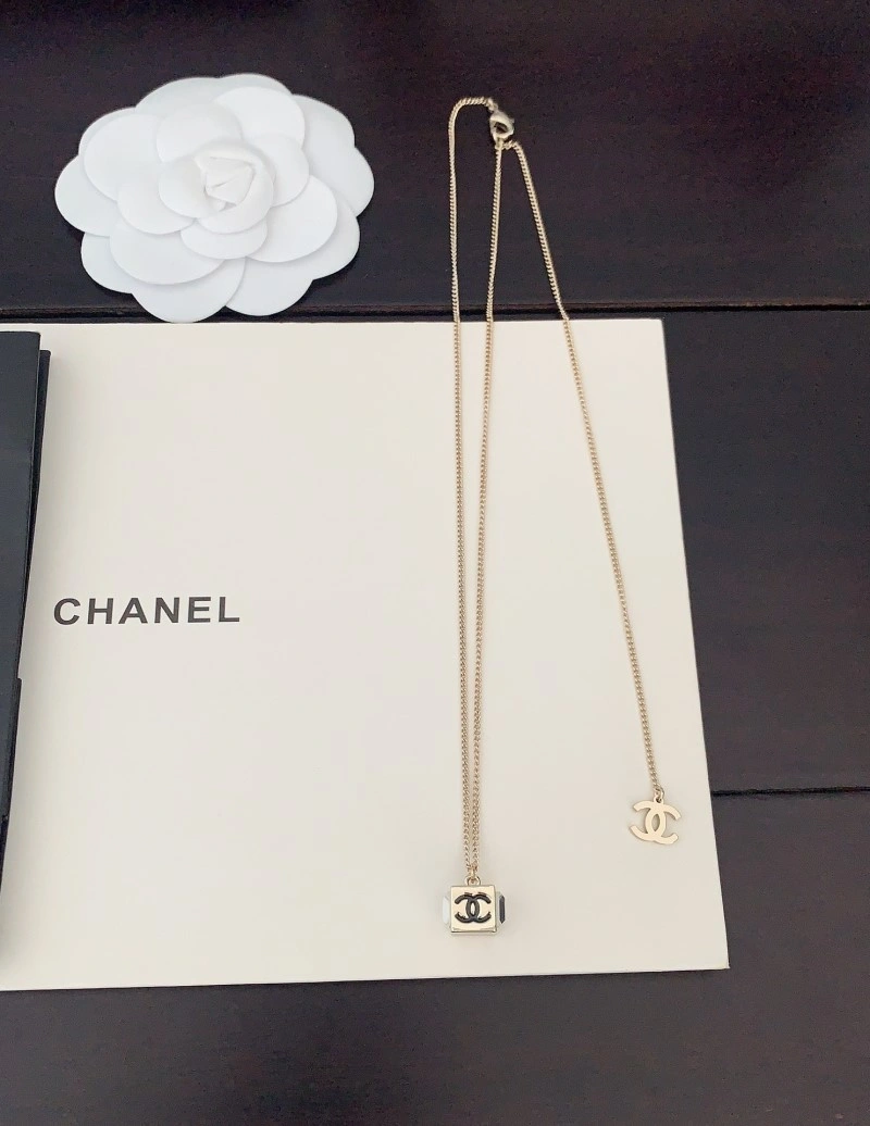 Top mirror Chanel Necklaces
