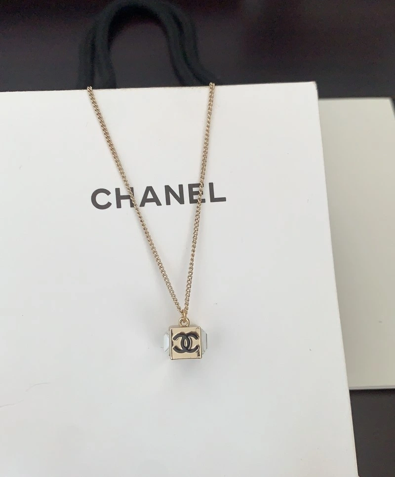 Top mirror Chanel Necklaces
