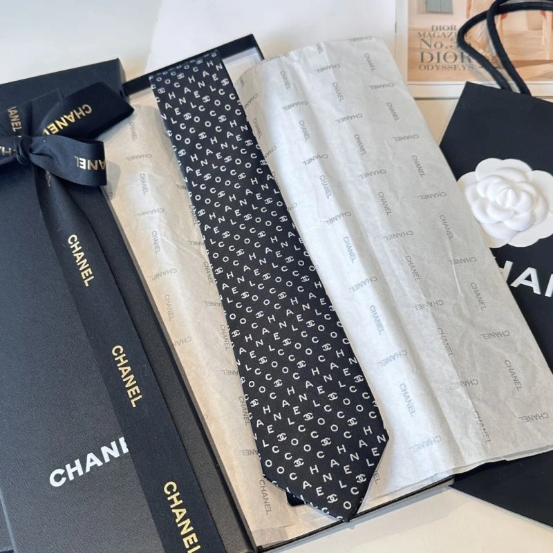 Top mirror Chanel Neckties