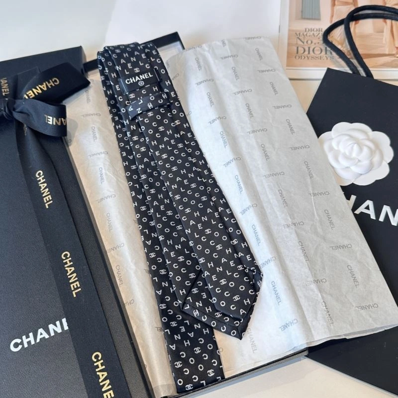 Top mirror Chanel Neckties