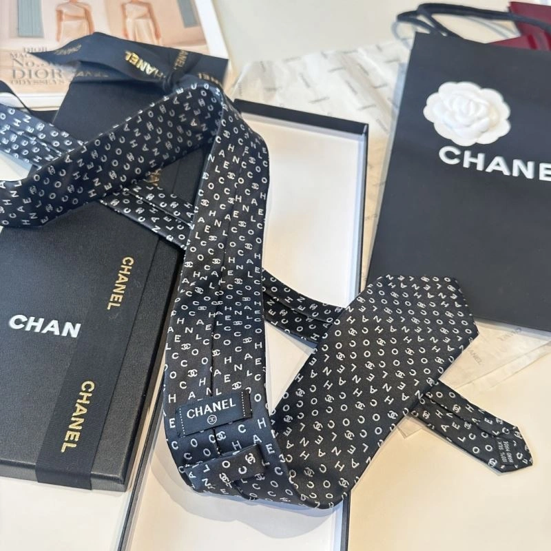 Top mirror Chanel Neckties