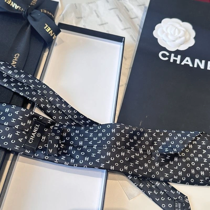 Top mirror Chanel Neckties