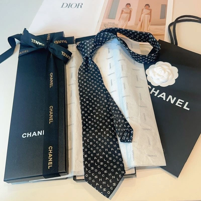 Top mirror Chanel Neckties