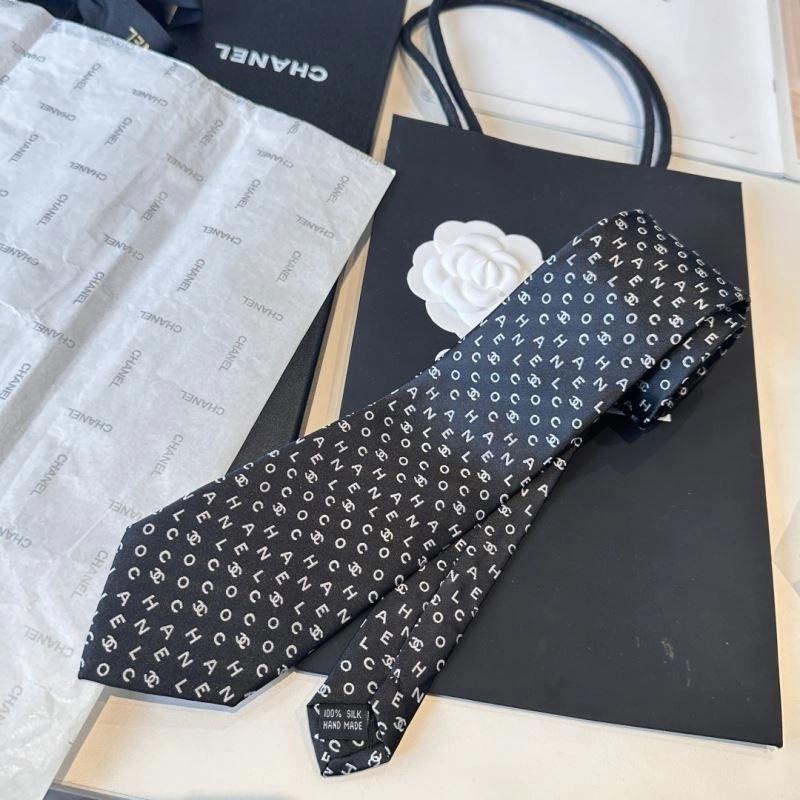 Top mirror Chanel Neckties