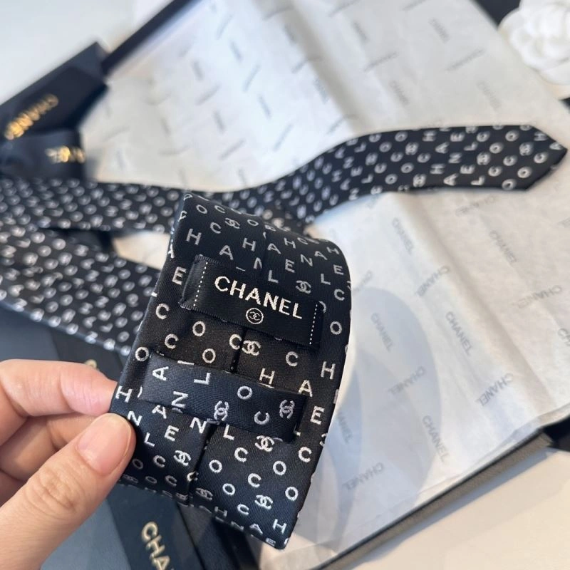 Top mirror Chanel Neckties