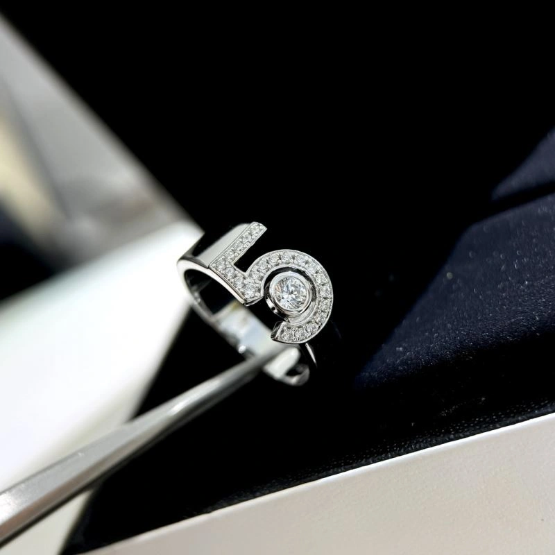 Top mirror Chanel Rings