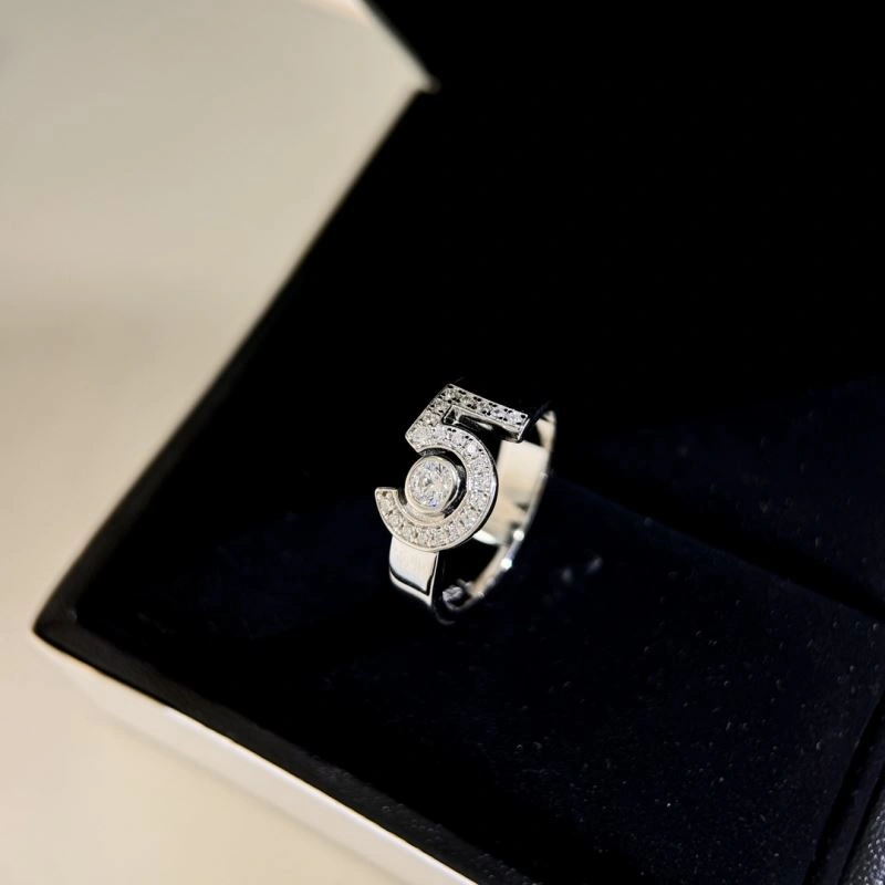 Top mirror Chanel Rings
