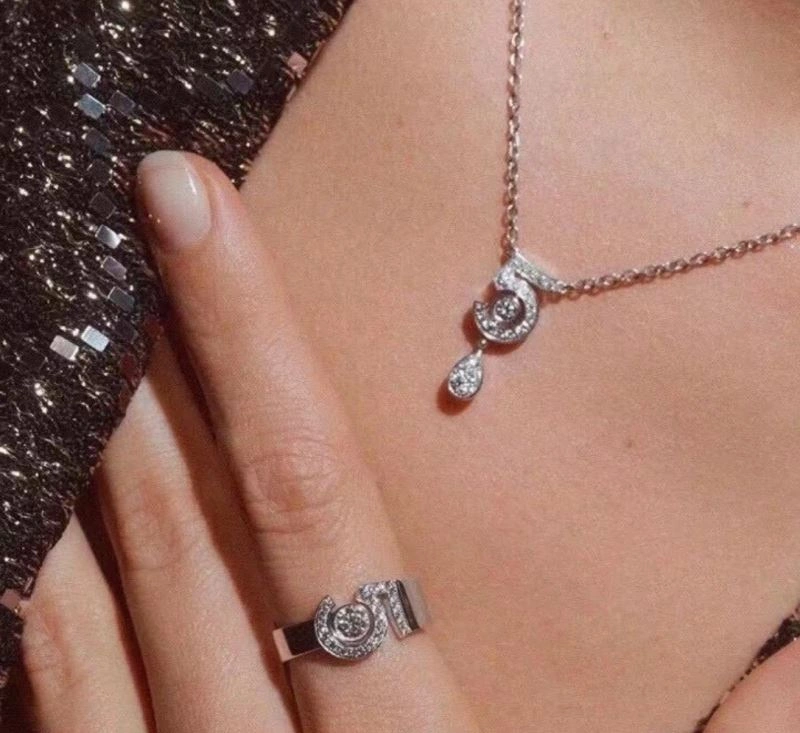 Top mirror Chanel Rings