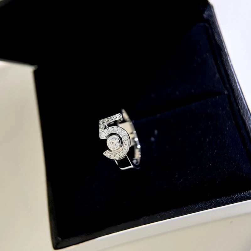 Top mirror Chanel Rings