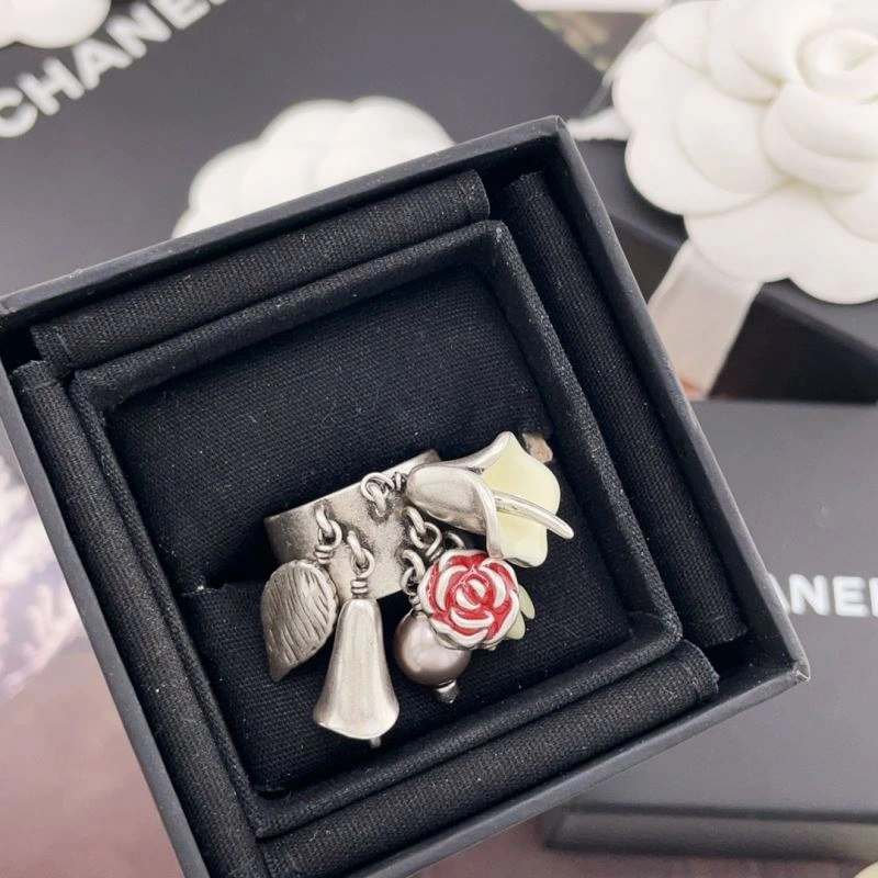 Top mirror Chanel Rings