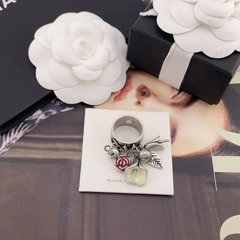 Top mirror Chanel Rings