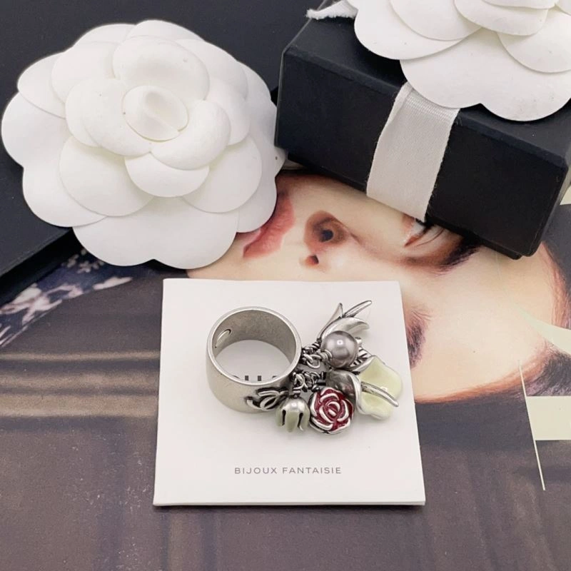 Top mirror Chanel Rings