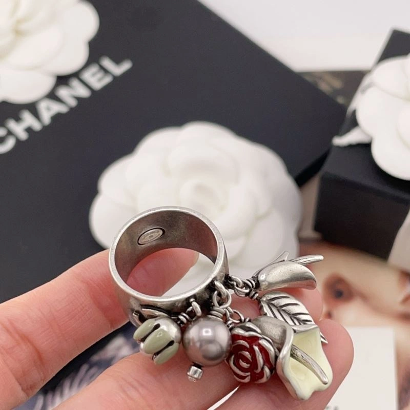 Top mirror Chanel Rings