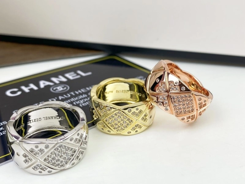 Top mirror Chanel Rings