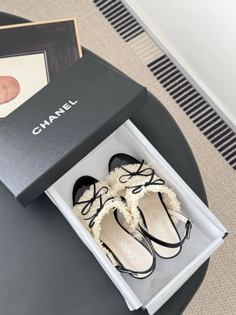 Top match Chanel Sandals