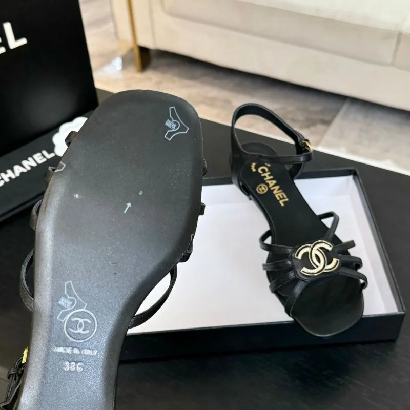 Top match Chanel Sandals