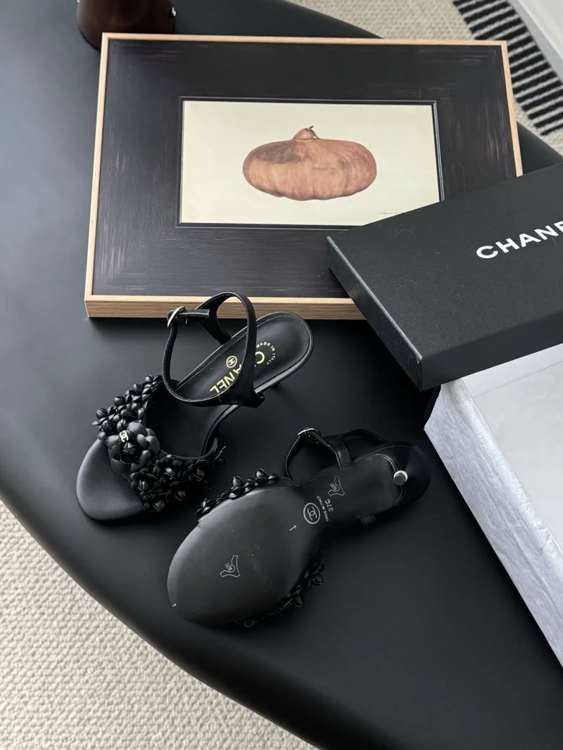 Top match Chanel Sandals