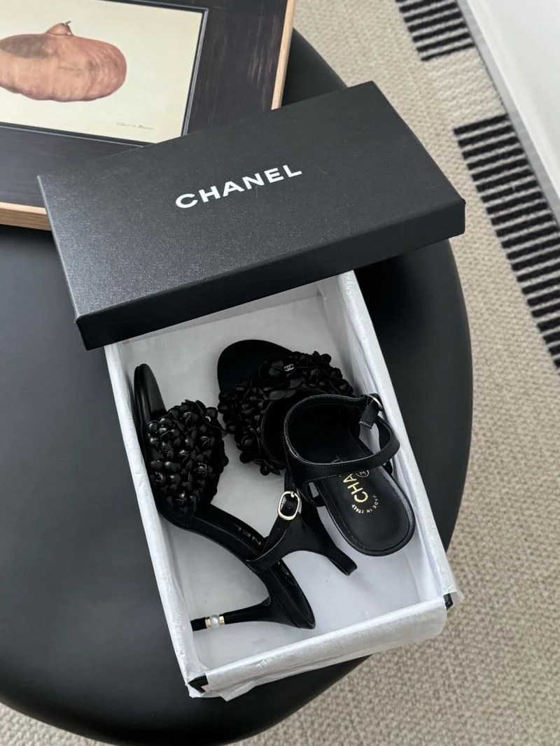 Top match Chanel Sandals