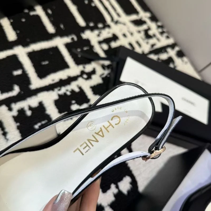 Top match Chanel Sandals