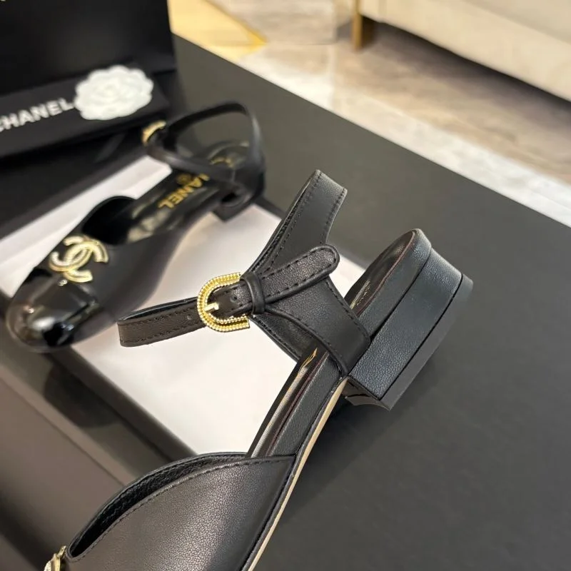 Top match Chanel Sandals