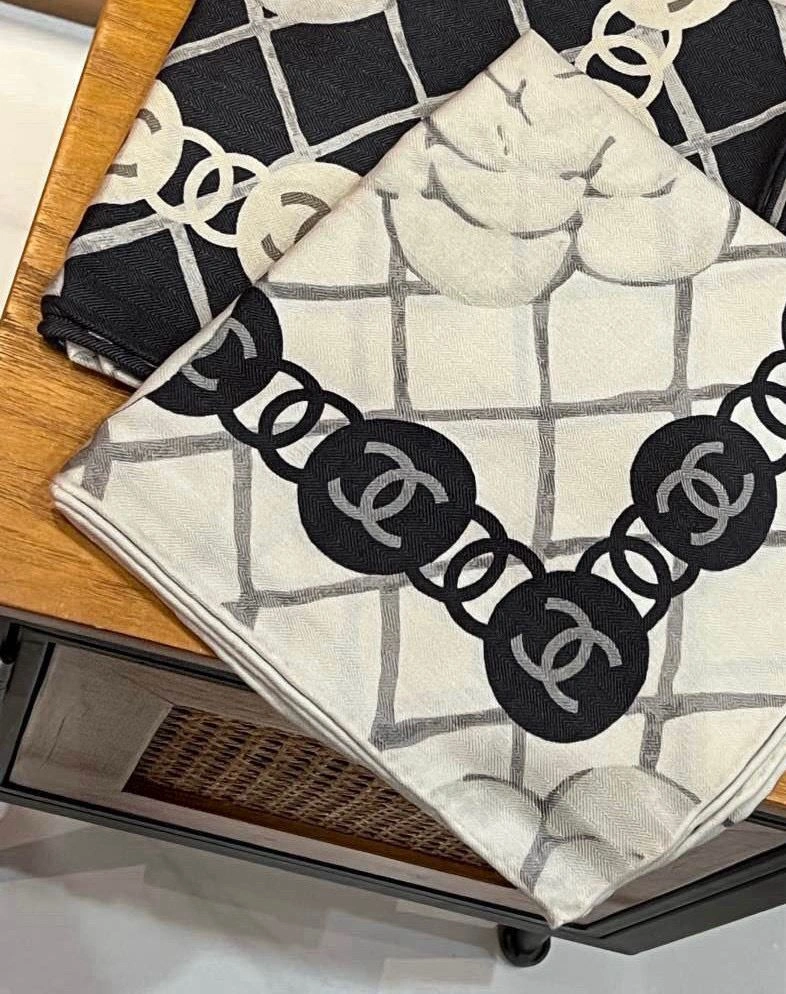 Accurate model Chanel Scarf