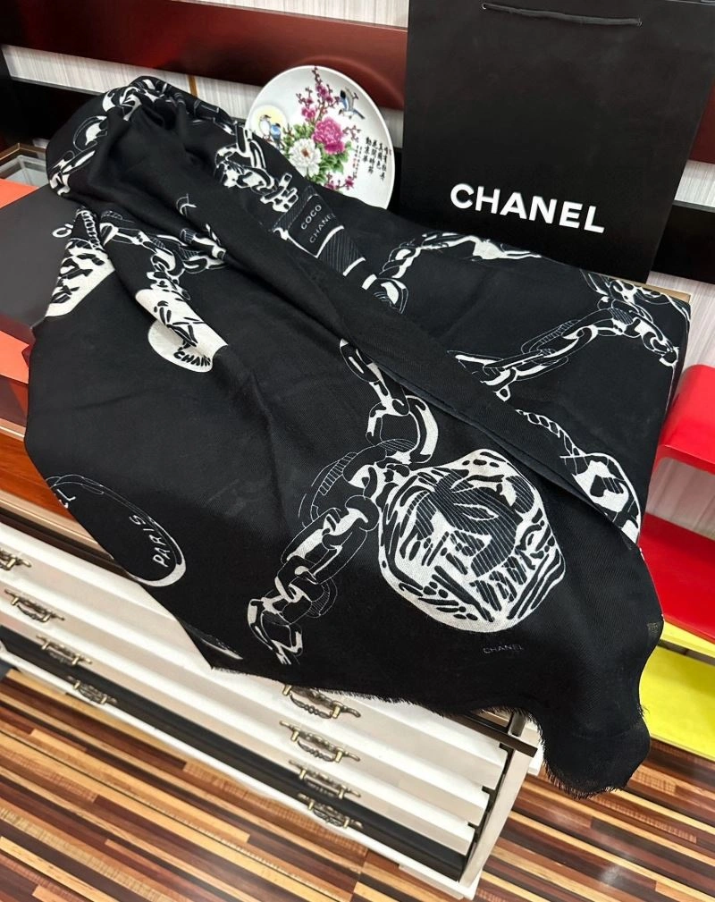 Top mirror Chanel Scarf