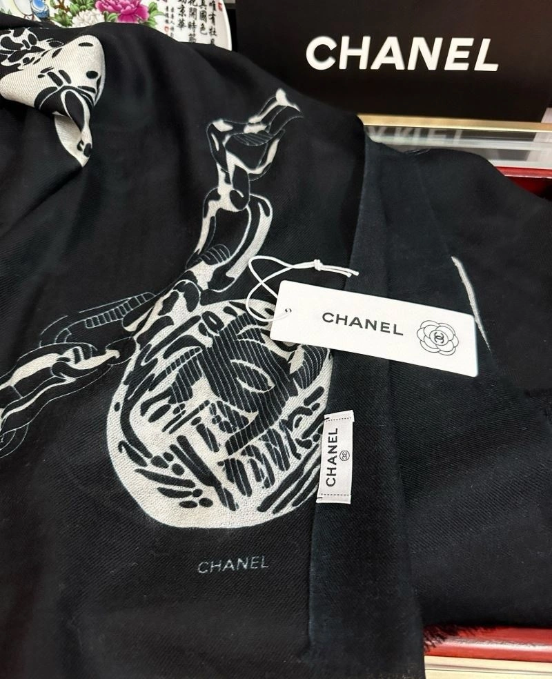 Top mirror Chanel Scarf