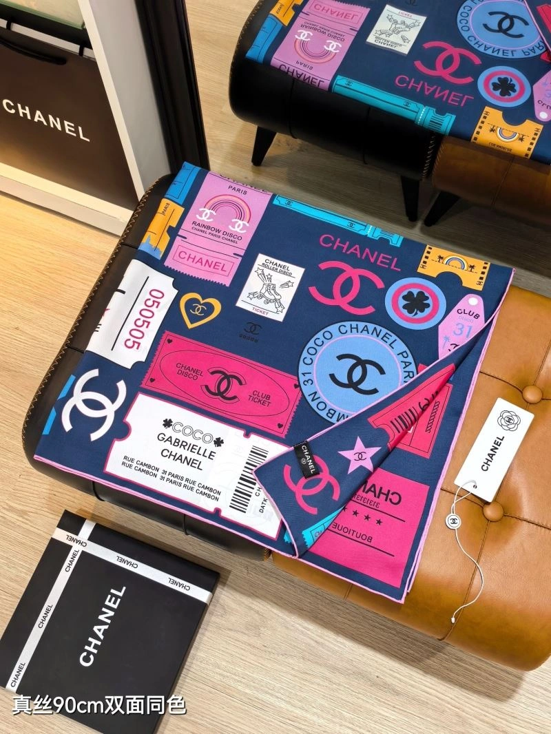 Top mirror Chanel Scarf