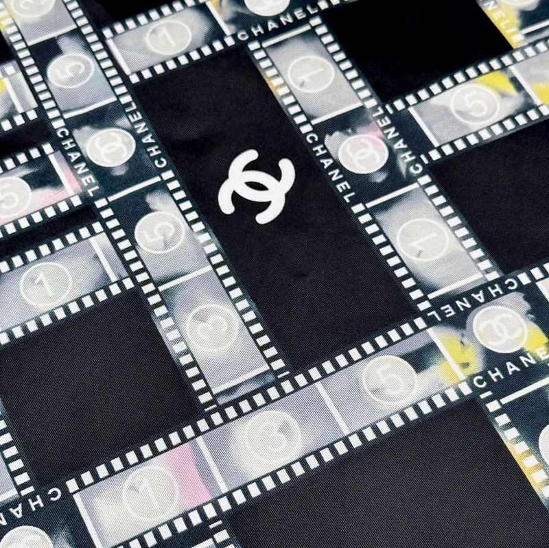 Top mirror Chanel Scarf