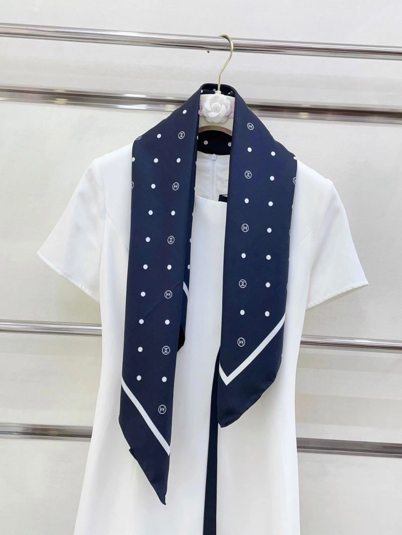 Accurate model Chanel Scarf