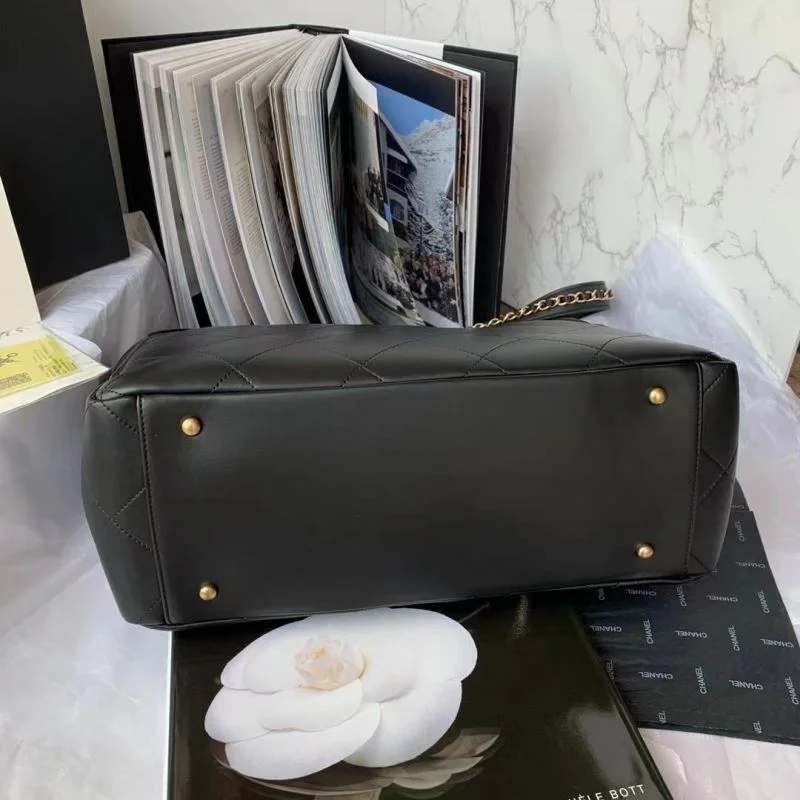 Top match Chanel Shopping Bags