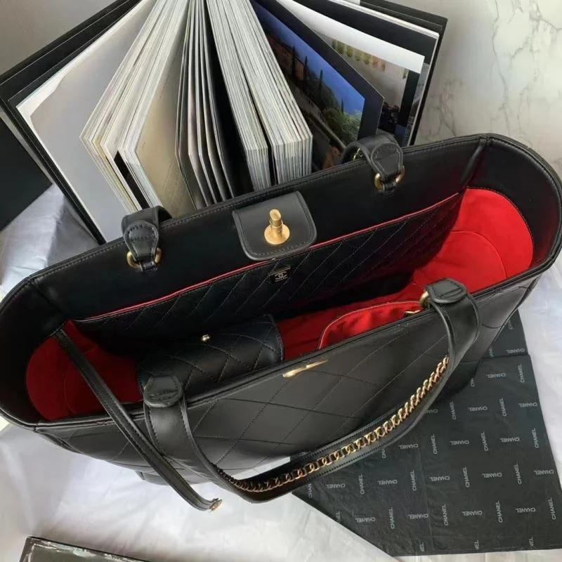 Top match Chanel Shopping Bags