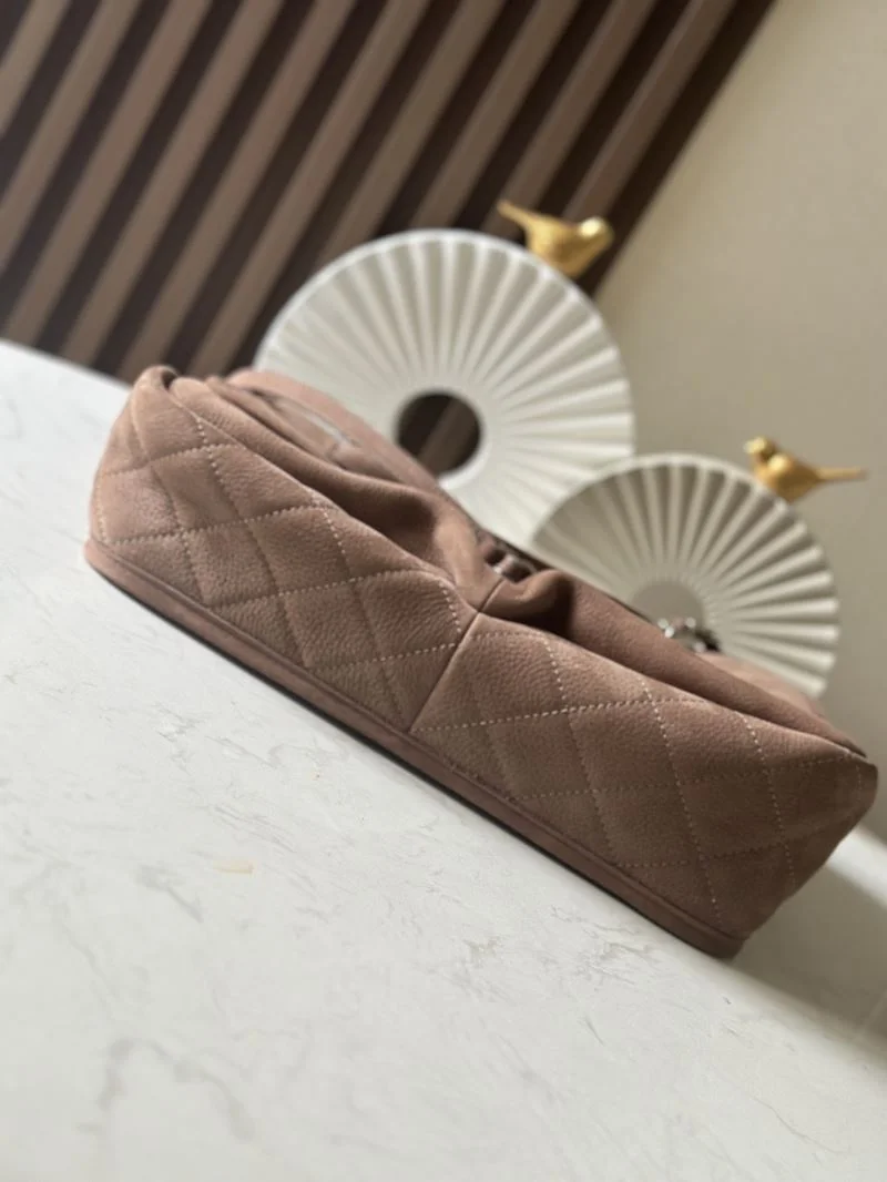 Low-cost Chanel Shopping Bags