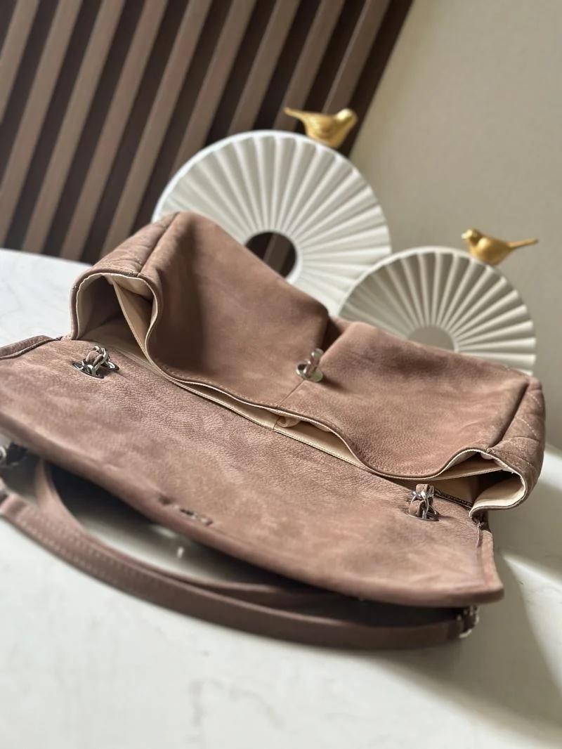 Low-cost Chanel Shopping Bags