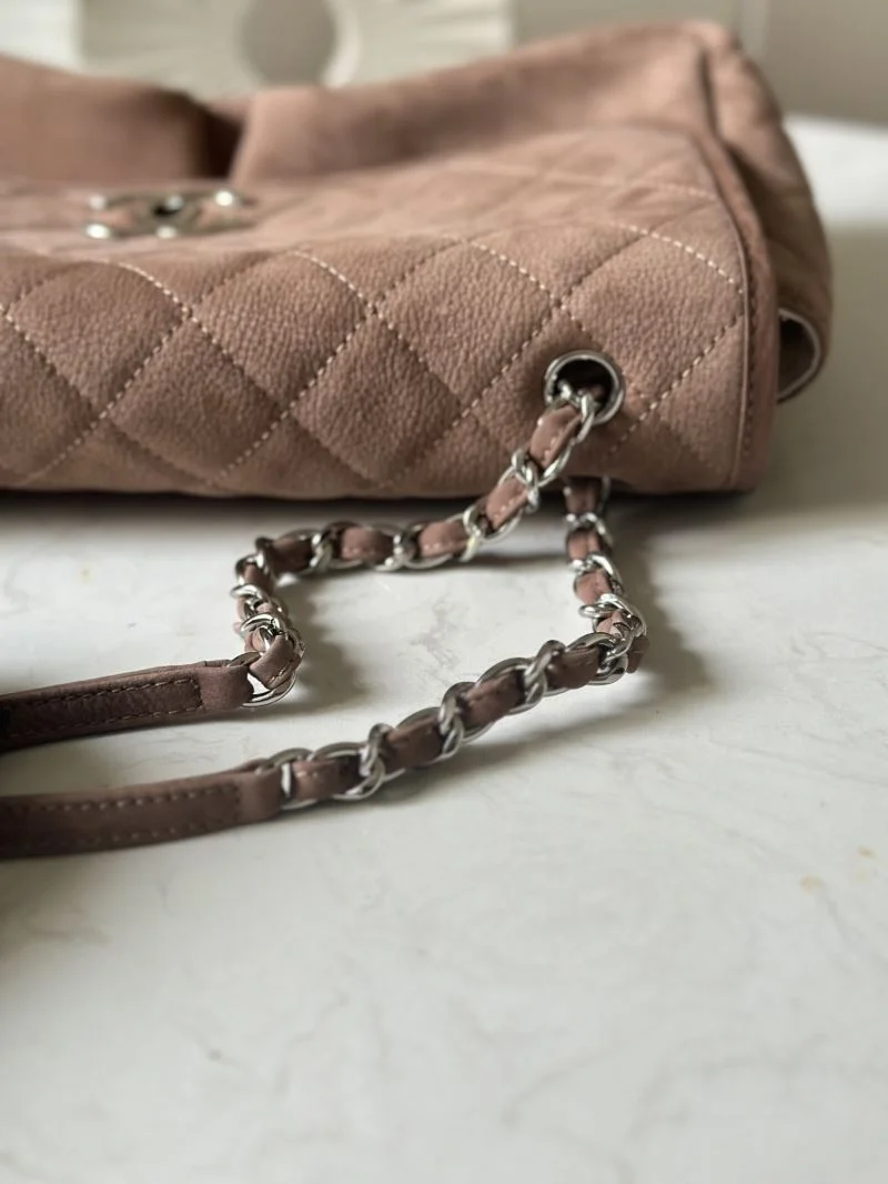 Low-cost Chanel Shopping Bags