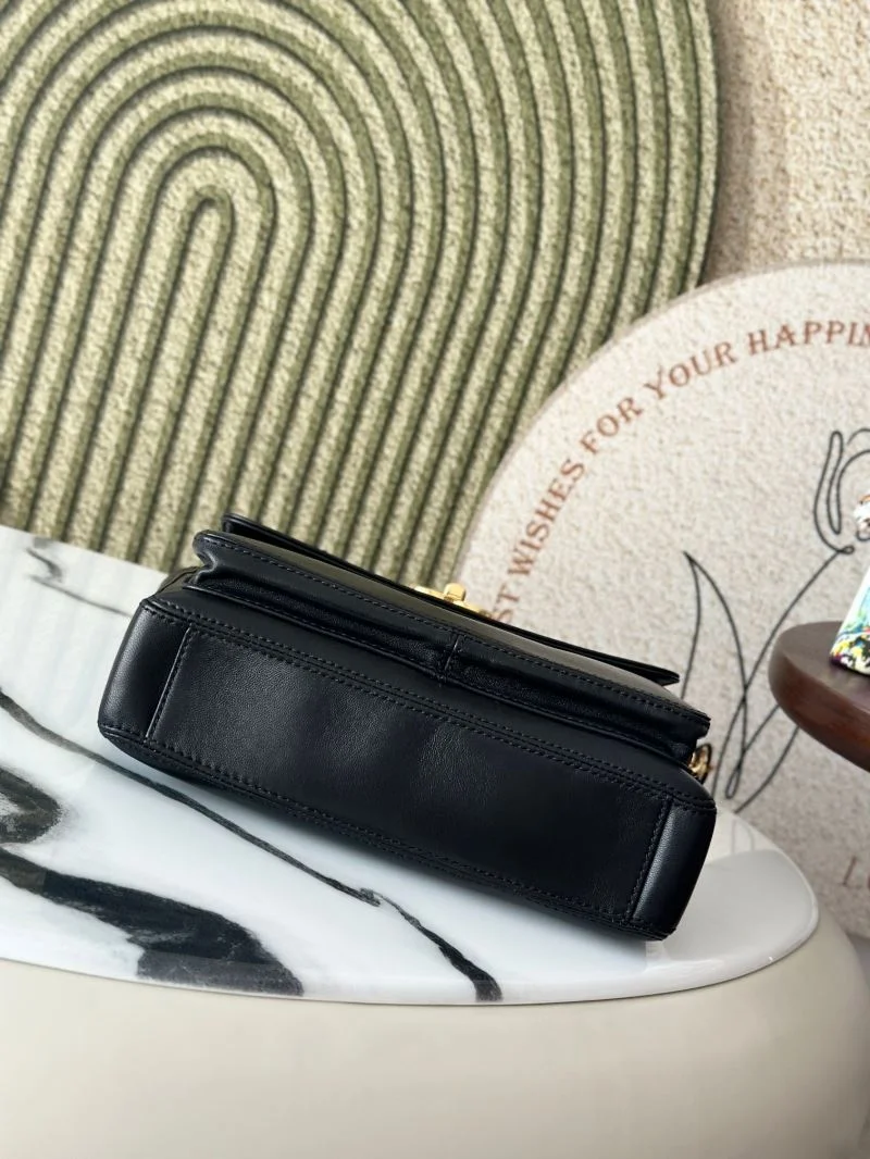 Low-cost Chanel Shopping Bags