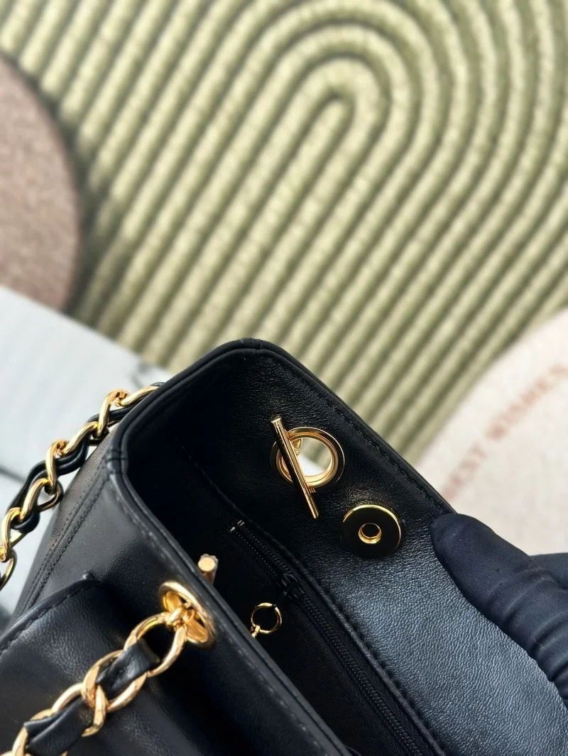Low-cost Chanel Shopping Bags