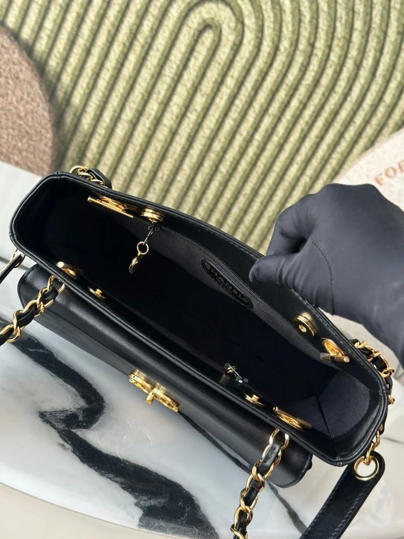 Low-cost Chanel Shopping Bags
