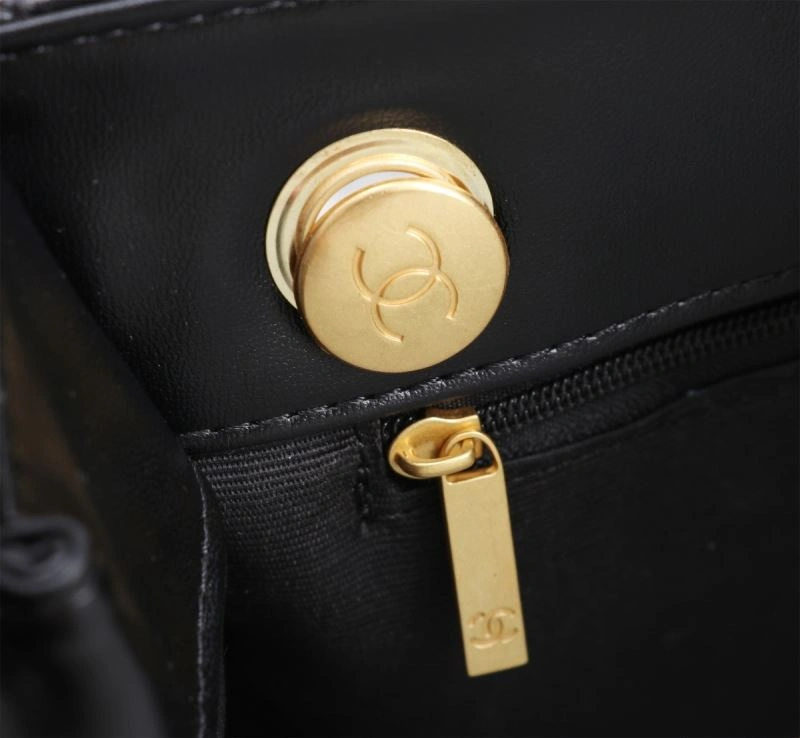 Low-cost Chanel Shopping Bags