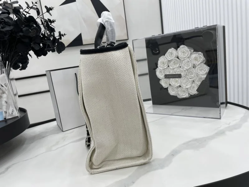 Low-cost Chanel Shopping Bags