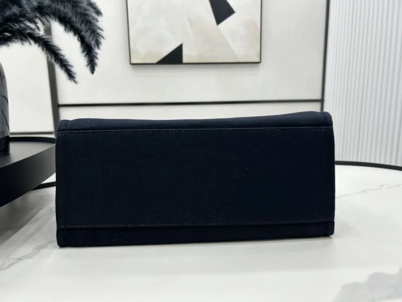 Low-cost Chanel Shopping Bags