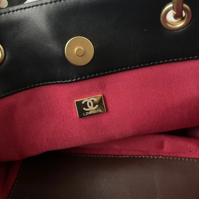 Low-cost Chanel Shopping Bags